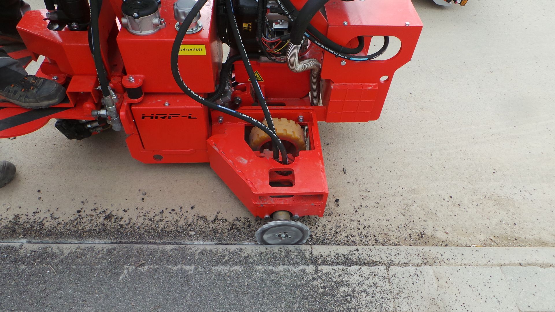 Perfekte Fugenherstellung und Rissesanierung